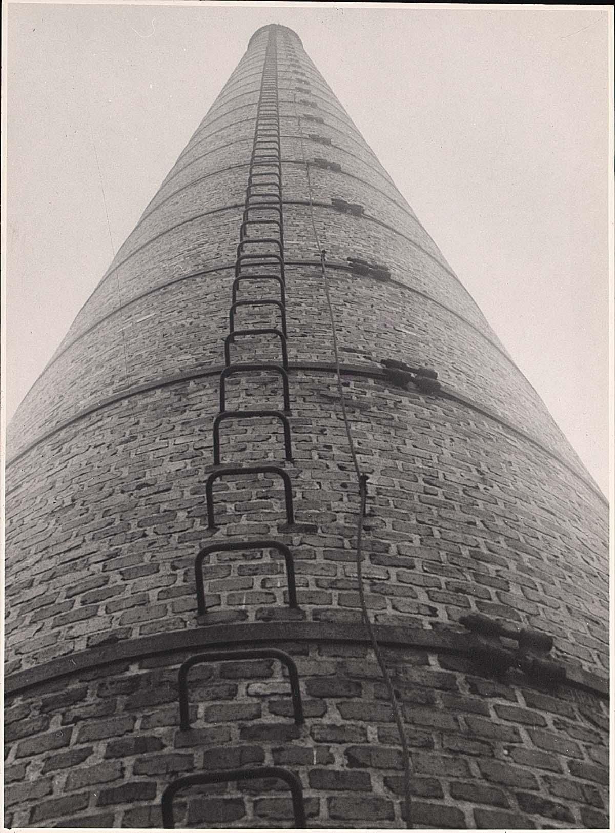 Albert Renger-Patzsch | INDUSTRIE, SCHORNSTEIN, CIRCA 1925 | MutualArt