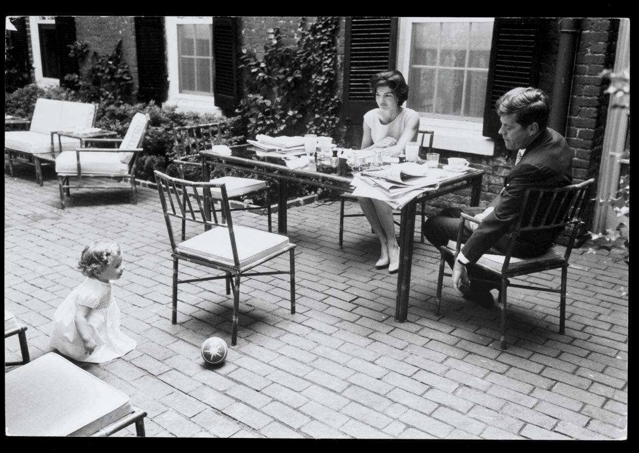 Shaw Mark | JOHN F., JACKIE AND CAROLINE KENNEDY AT HYANNIS PORT, CIRCA ...