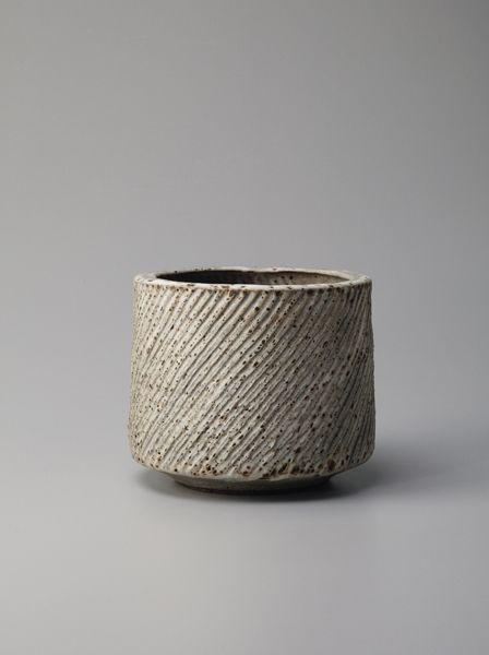 Lucie Rie | Cylindrical pot (Circa 1968) | MutualArt