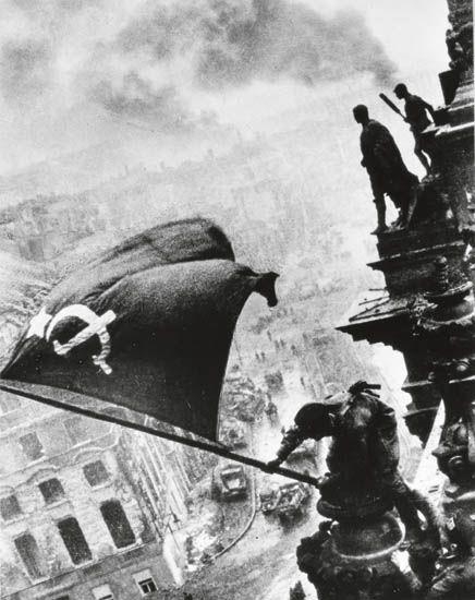 Yevgeny Khaldei | Raising the Soviet Flag over the Reichstag, Berlin ...