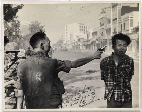 Eddie Adams | General Nguyen Ngoc Loan executing Viet Cong prisoner Nguyen Van Lém, Saigon (1968 ...