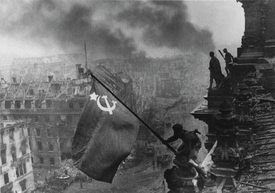 Yevgeny Khaldei | Raising the Soviet Flag over the Reichstag, Berlin ...