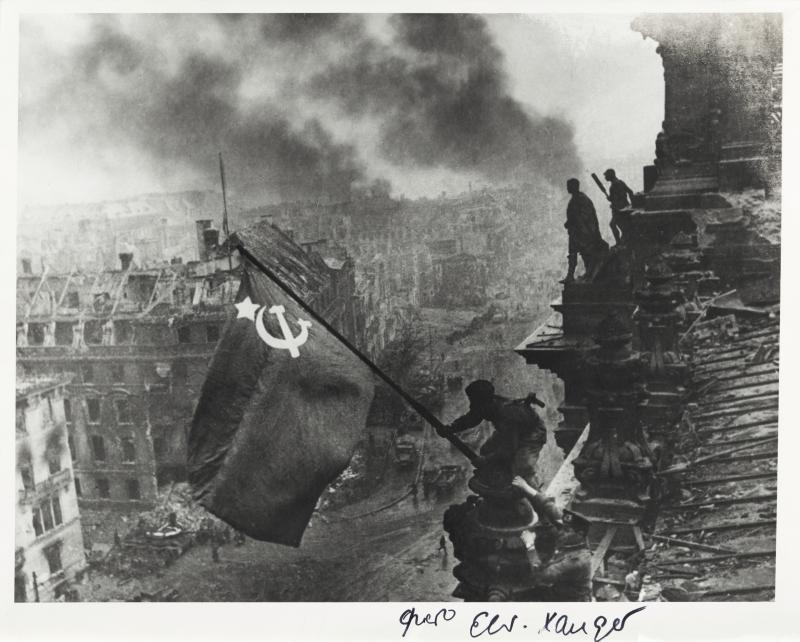 Jewgeni Chaldej | Raising the Soviet Flag Over the Reichstag, Berlin ...