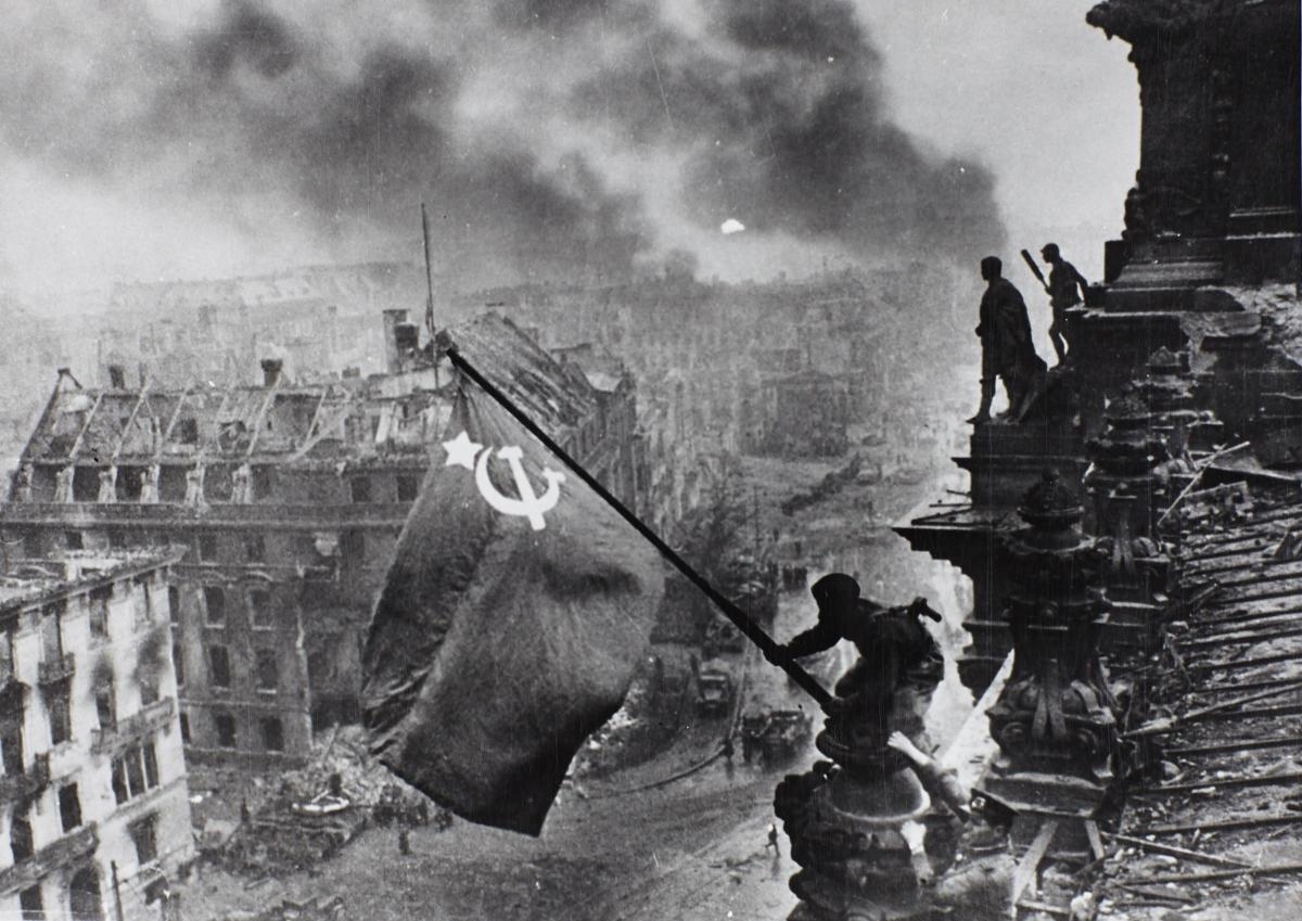 Jewgeni Chaldej | Auf dem Berliner Reichstag / Raising the Soviet flag ...