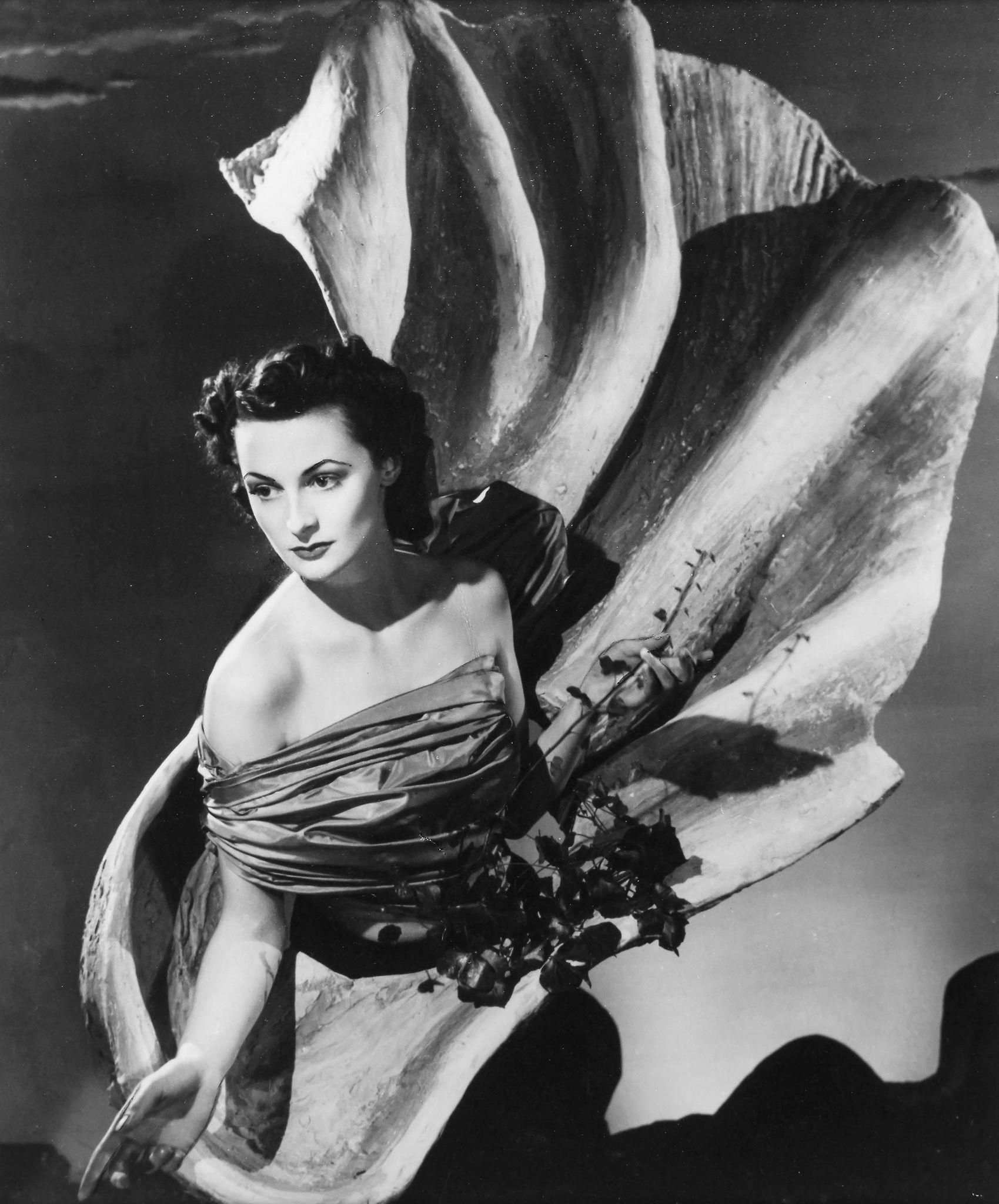 Angus McBean | Elizabeth Taylor as Helen of Troy in Doctor Faustus ...