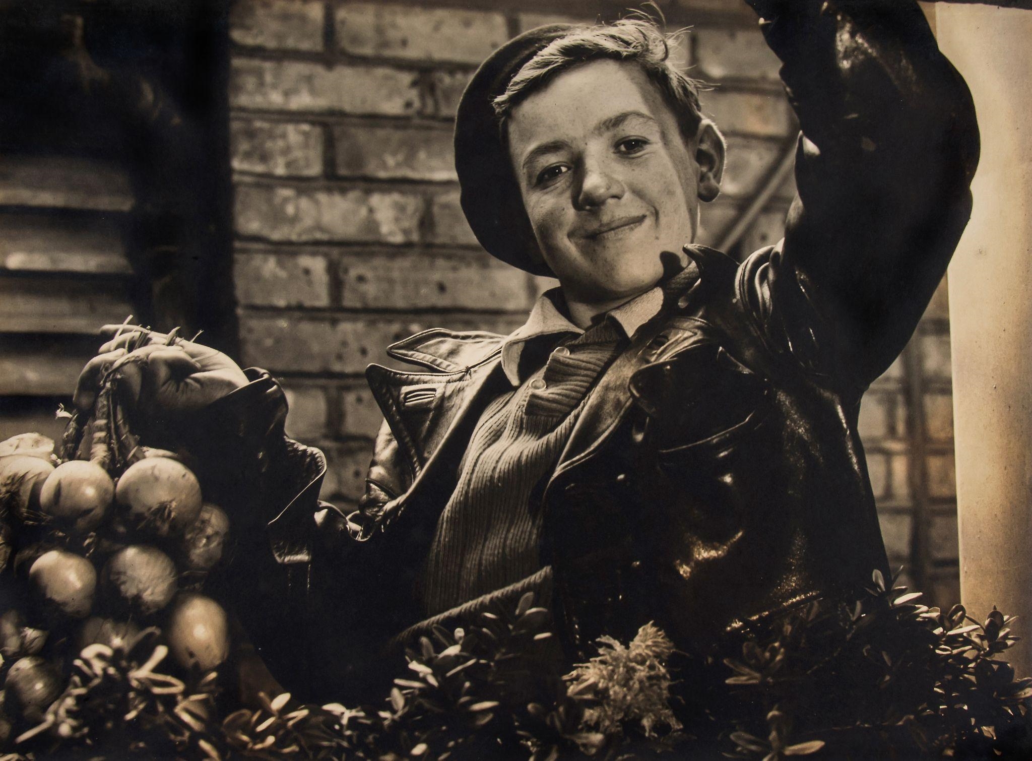 Angus McBean | Elizabeth Taylor as Helen of Troy in Doctor Faustus ...