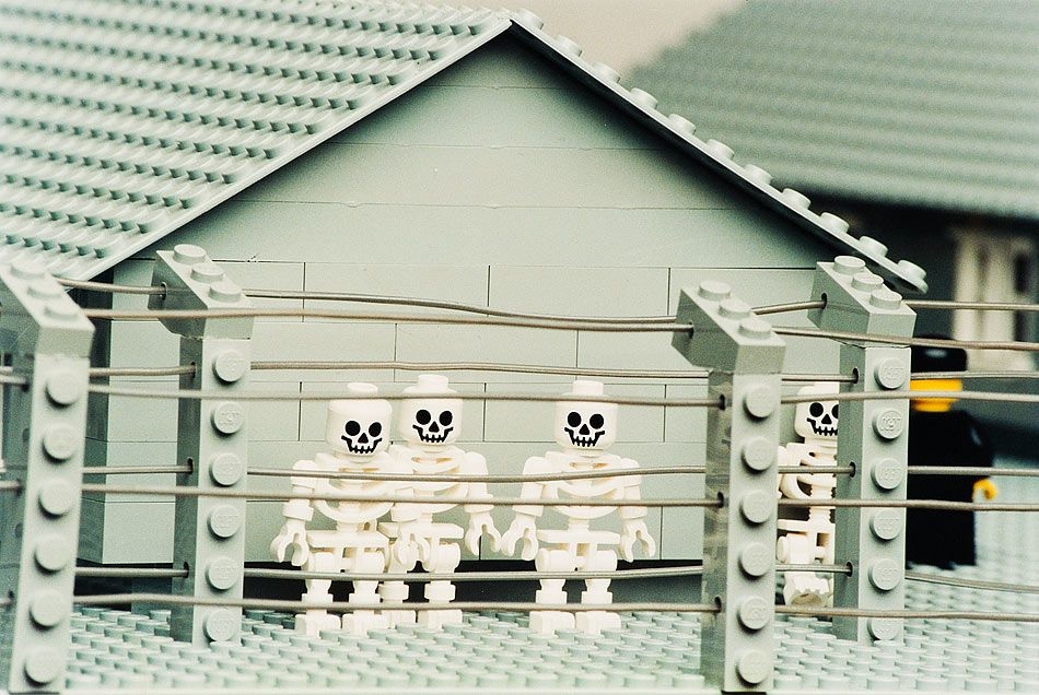 Zbigniew Libera | LEGO. OBÓZ KONCENTRACYJNY - WYKROJNIK OPAKOWANIA ...