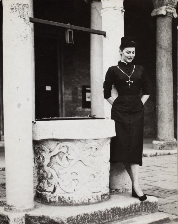 Pierluigi Praturlon | Ava Gardner and Anita Ekberg with a fountain gown ...