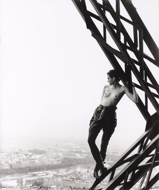 Peter Lindbergh | Mathilde on the Eiffel Tower (hommage à Marc Riboud ...