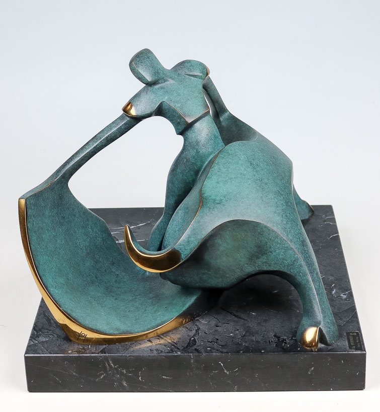 Tony Morey | Ein Torero, das rote Tuch vor dem Stier schwingend | MutualArt