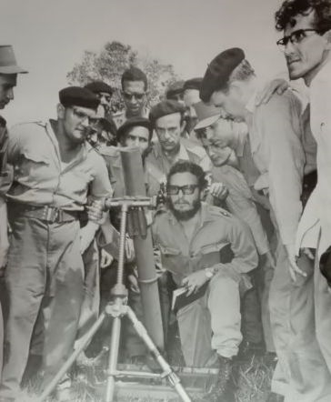 Perfecto Romero | Fidel Castro mit Waffe | MutualArt