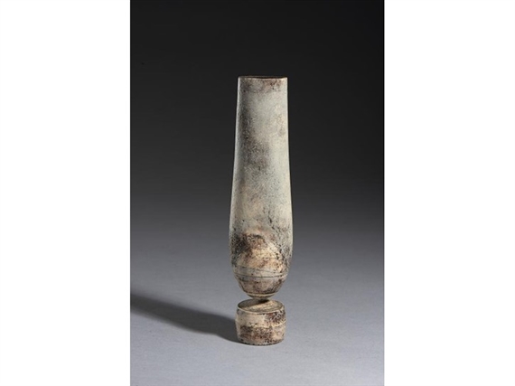 Hans Coper | Stoneware Elongated form on Base (Circa 1967) | MutualArt