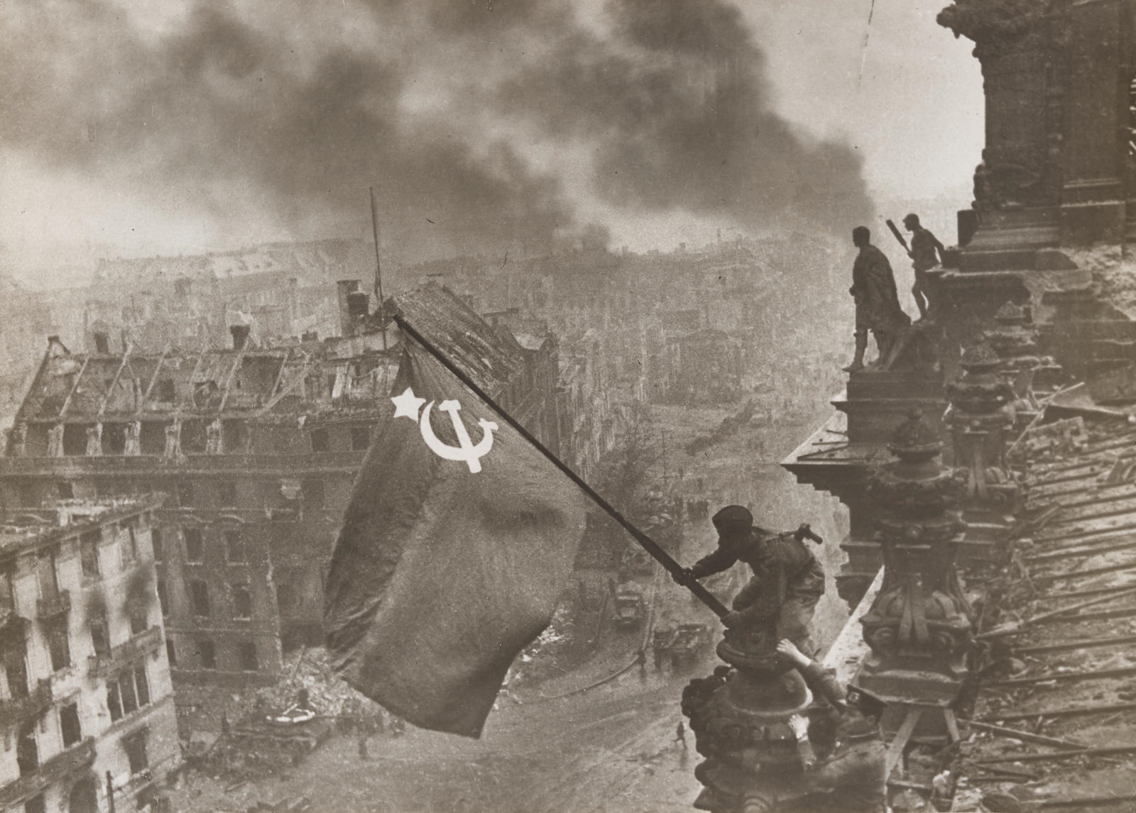 Yevgeny Khaldei | Raising the Soviet Flag over the Reichstag Building ...