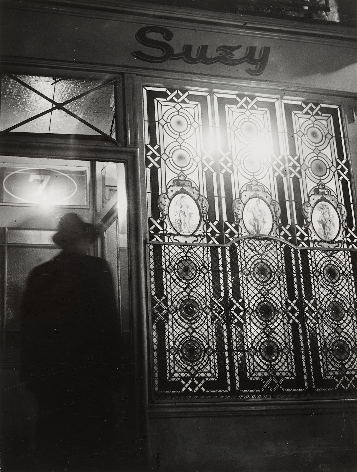Brassaï | Couple d'amoureux dans un bistrot, rue Saint-Denis, Paris ...
