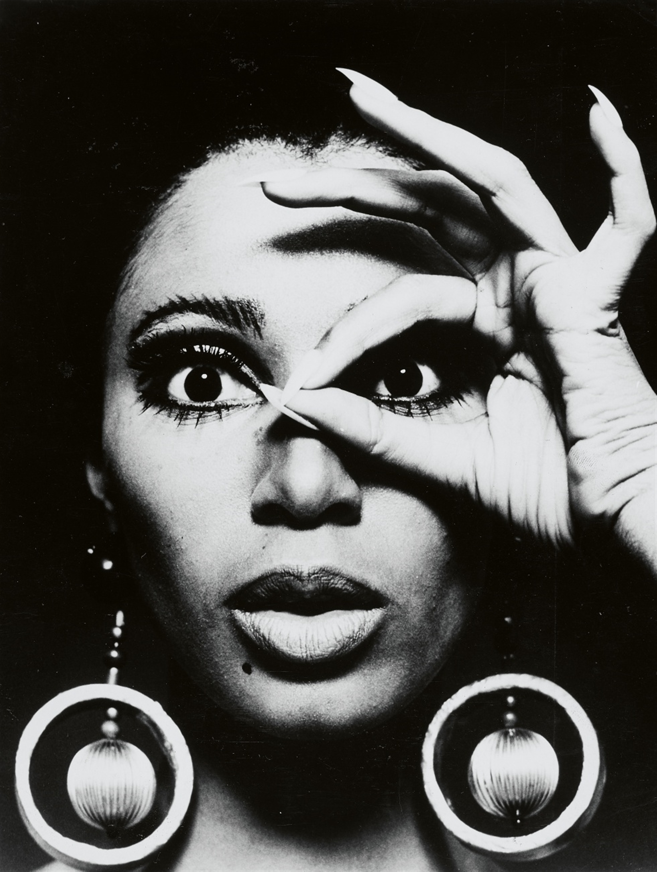 Charlotte March | Donyale Luna mit Ohrringen für 'twen' (1966) | MutualArt