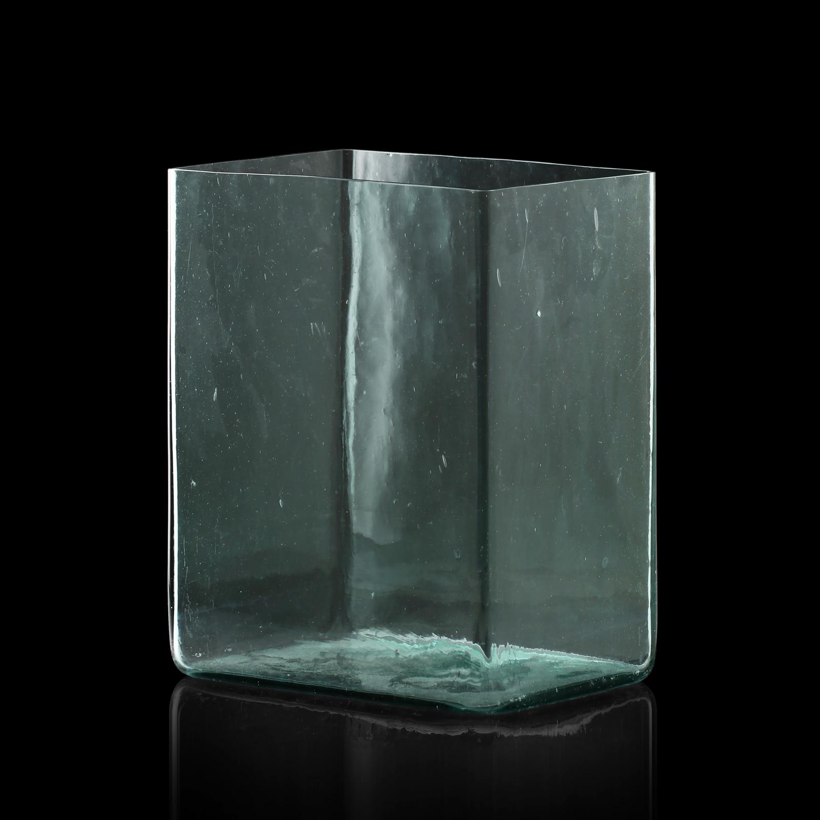 Karhula | Rounded square shaped vase | MutualArt