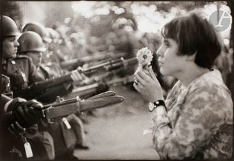 Marc Riboud | Jan Rose Kasmir et sa fleur, devant le Pentagone lors d ...