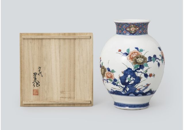 Kakiemon Sakaida (12th) | Vase depicting peony | MutualArt