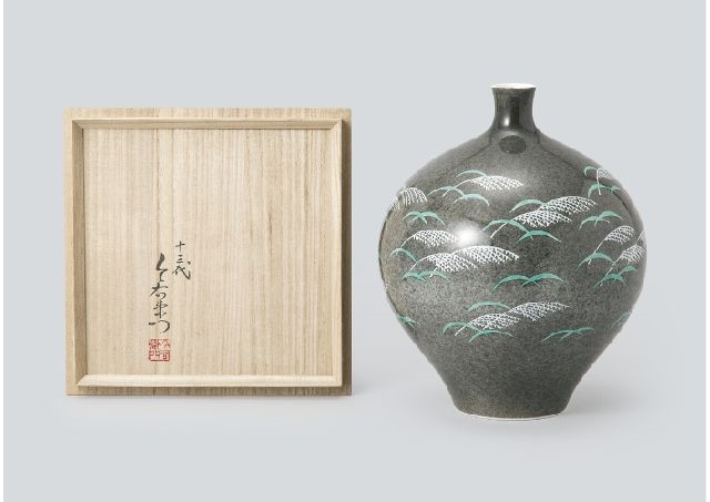 Imaizumi Imaemon | Iro-nabeshima gray vase depicting Japanese silver ...