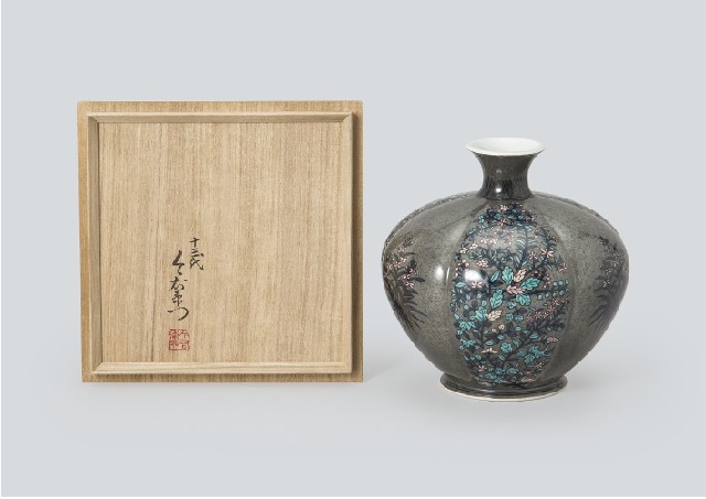Imaizumi Imaemon | Iro-nabeshima gray vase depicting flower | MutualArt