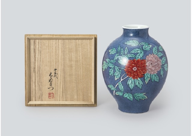 Imaizumi Imaemon | Iro-nabeshima vase depicting peony | MutualArt