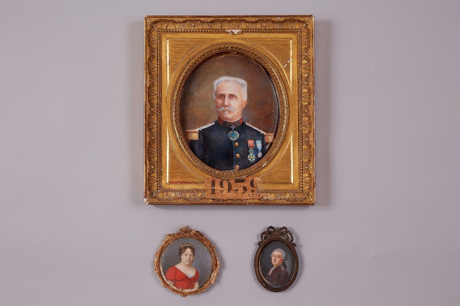Allier Petel | Portrait d'un officier en tenue portant des décorations ...