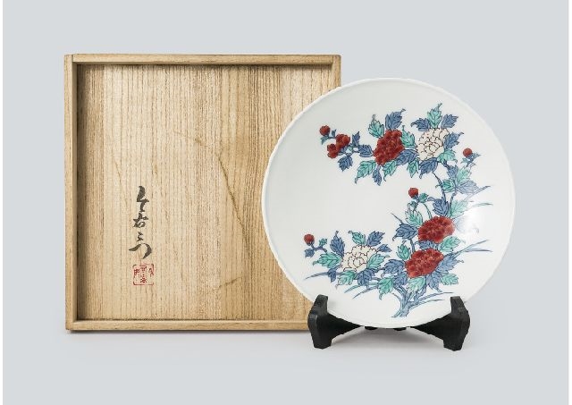 Imaizumi Imaemon | Iro-nabeshima plate depicting peony | MutualArt