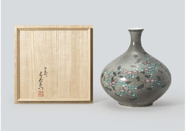 Imaizumi Imaemon | Iro-nabeshima gray vase depicting flower | MutualArt