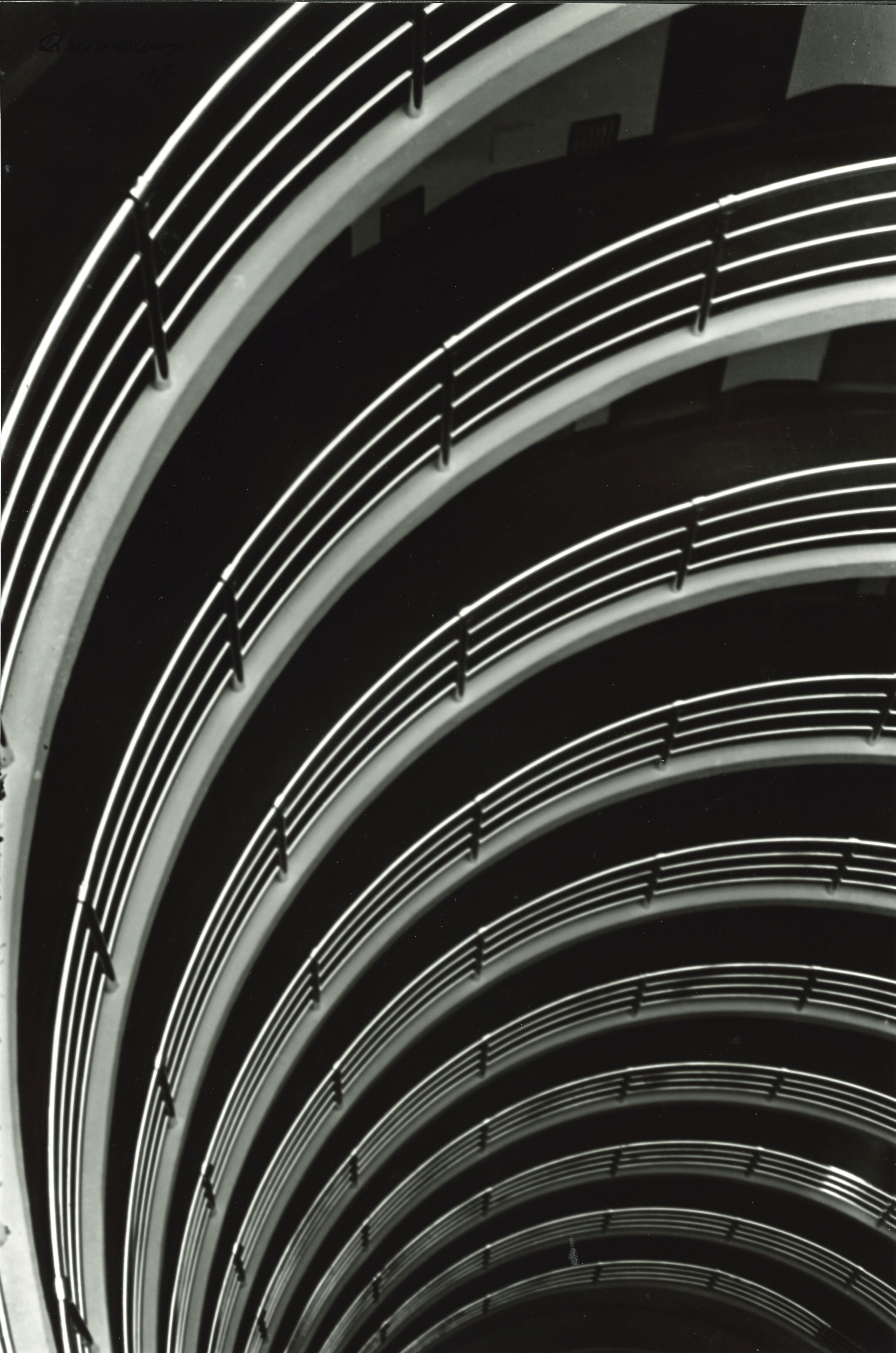 Riccardo Moncalvo | Curve | MutualArt
