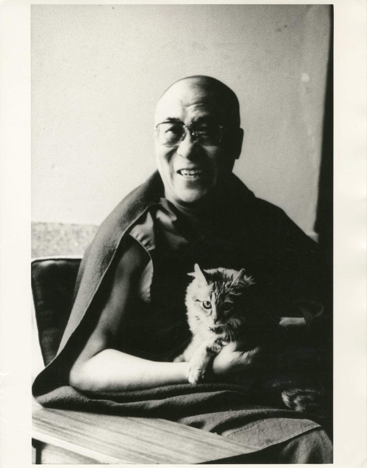 Benjamin Auger | Dalaï-lama et son chat (Circa 1990) | MutualArt