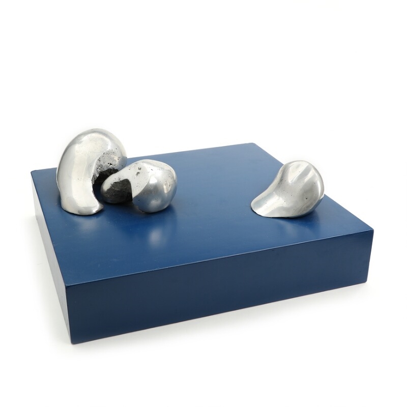 Jens-Flemming Sorensen | “Blå sokkel og 3 aluminiumsobjekter” | MutualArt