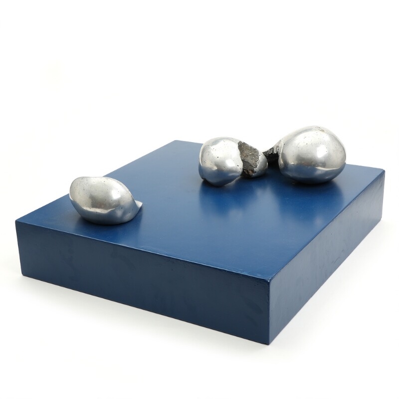 Jens-Flemming Sorensen | “Blå sokkel og 3 aluminiumsobjekter” | MutualArt