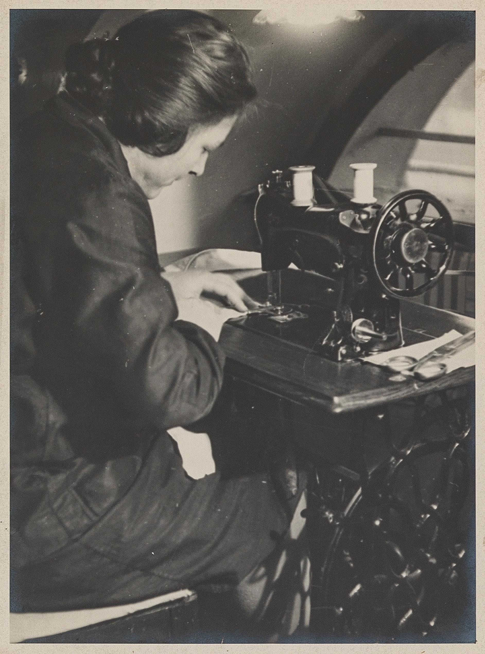 Paul Freiberger | Hinter dem Schalter, Monteur im Keller, Beim ...