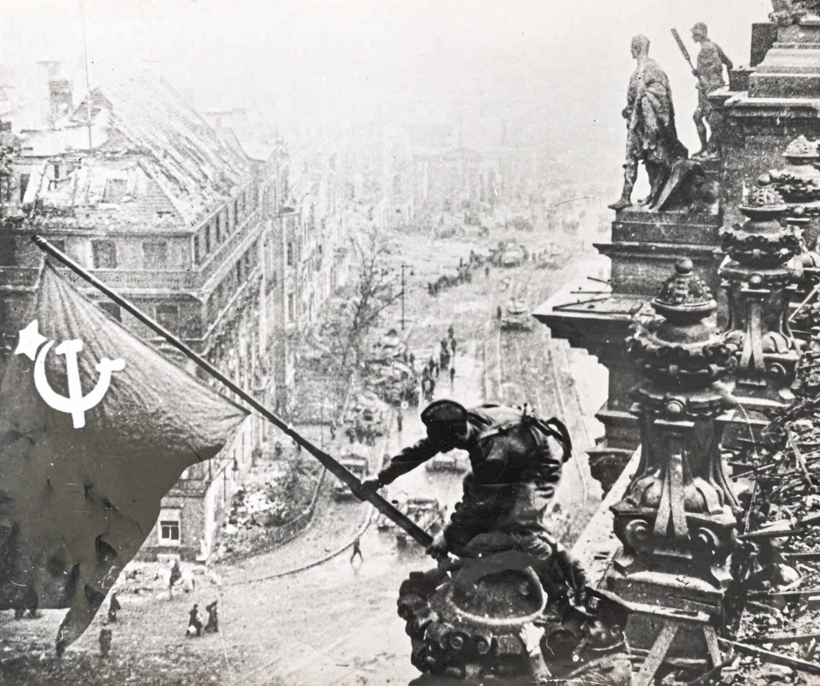 Yevgeny Khaldei | Russian soldiers raising the Soviet flag on the ...