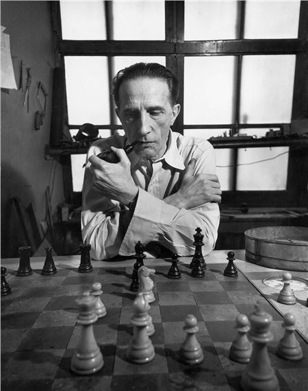 Eliot Elisofon | Marcel Duchamp in front of his chess set, playing with ...