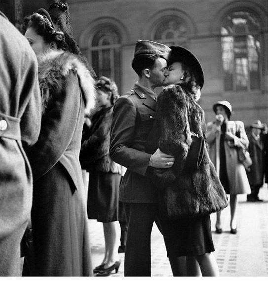 Alfred Eisenstaedt | Farewell kiss at Penn Station during World War II ...