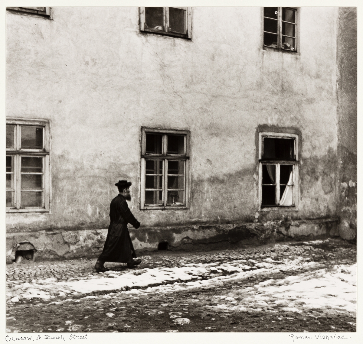 Roman Vishniac | Cracow, A Jewish Street * Munkatch. Baruch Rabinovitch ...
