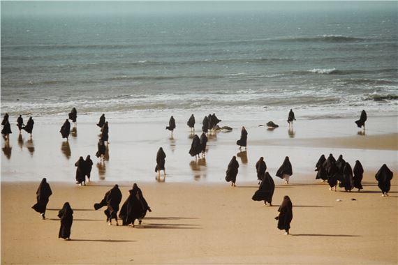 Shirin Neshat | Rapture Series (Women on Beach Scattered) (1999 ...
