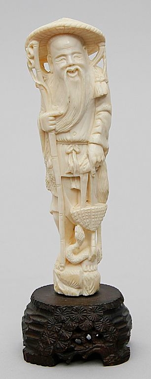 Chinese School, 20th Century | Skulptur Mann mit Kranich und Schlange ...