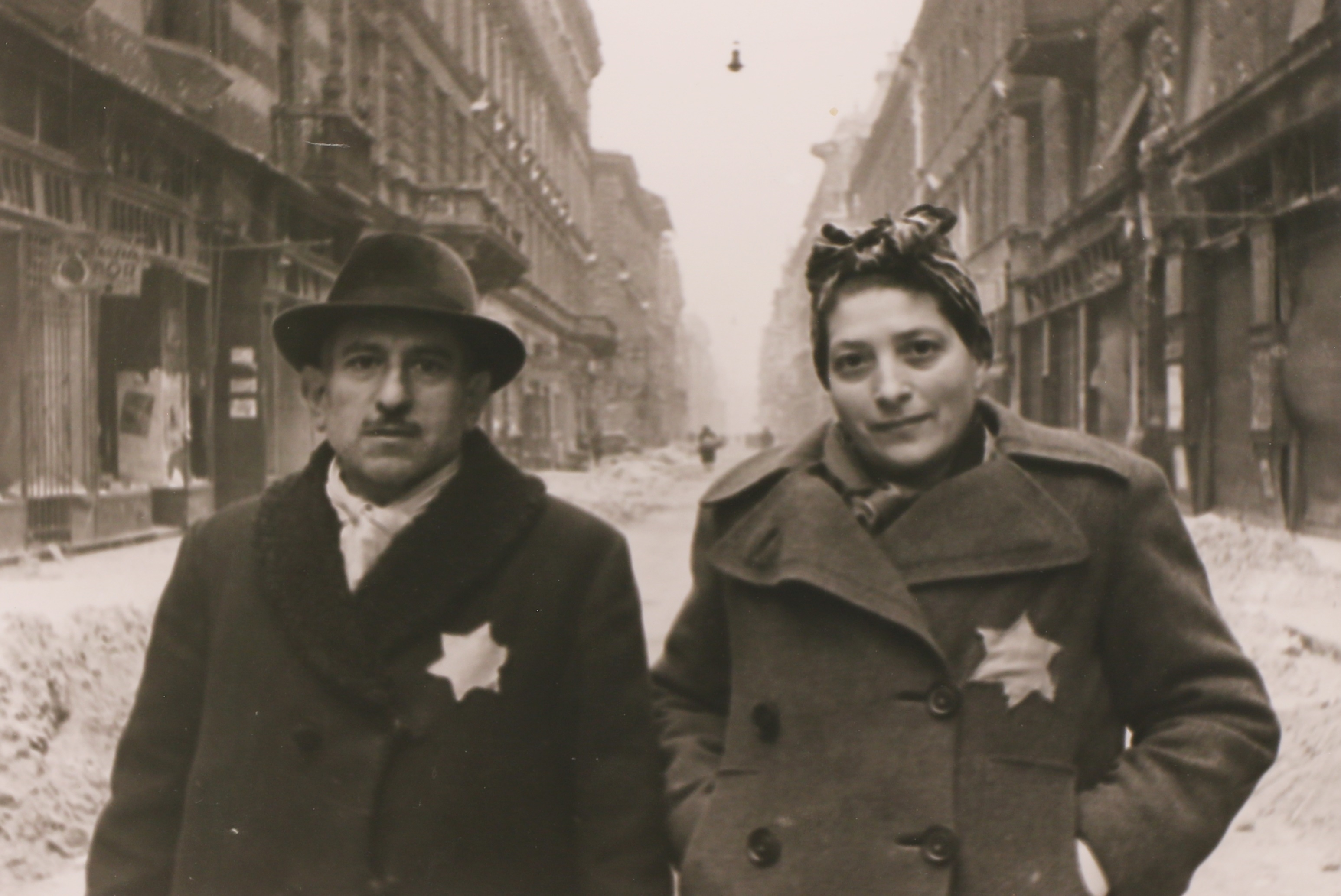 Yevgeny Khaldei | Jewish couple Budapest 1945 (1945) | MutualArt
