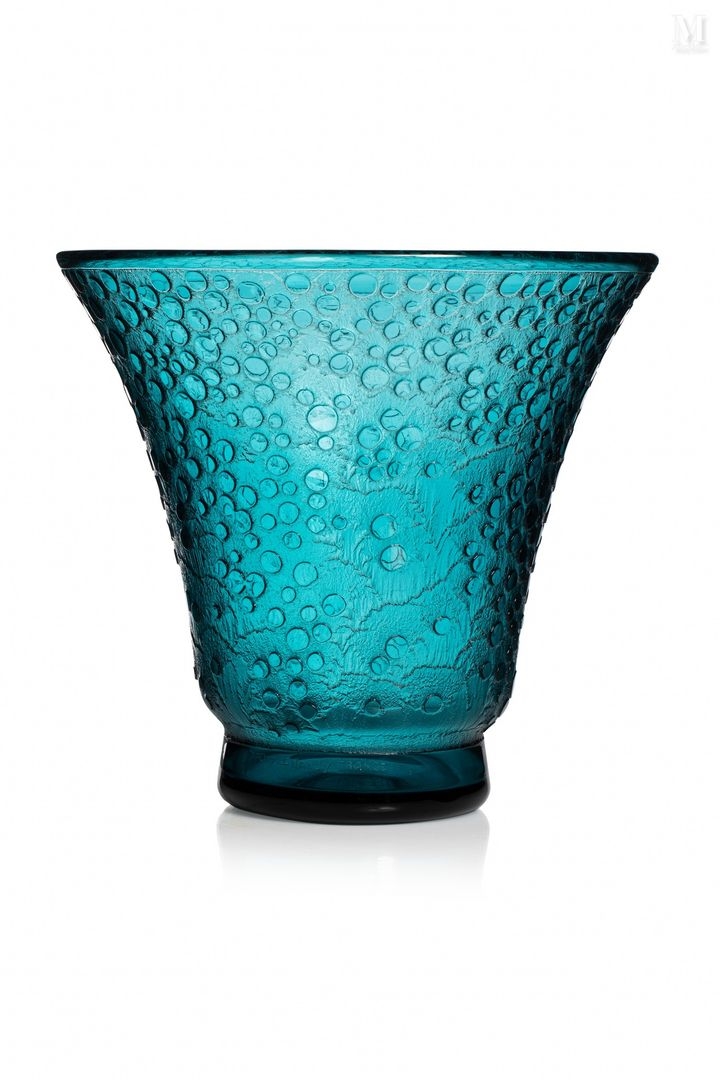 Daum Frères | A blue tainted glass vase | MutualArt