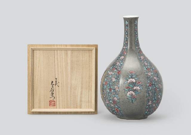 Imaizumi Imaemon | Iro-nabeshima vase with grass and flower design ...