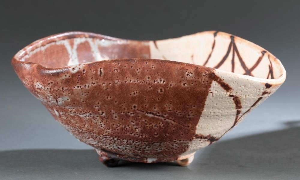 Toshisada Wakao | nezumi shino triangular stoneware footed bowl | MutualArt
