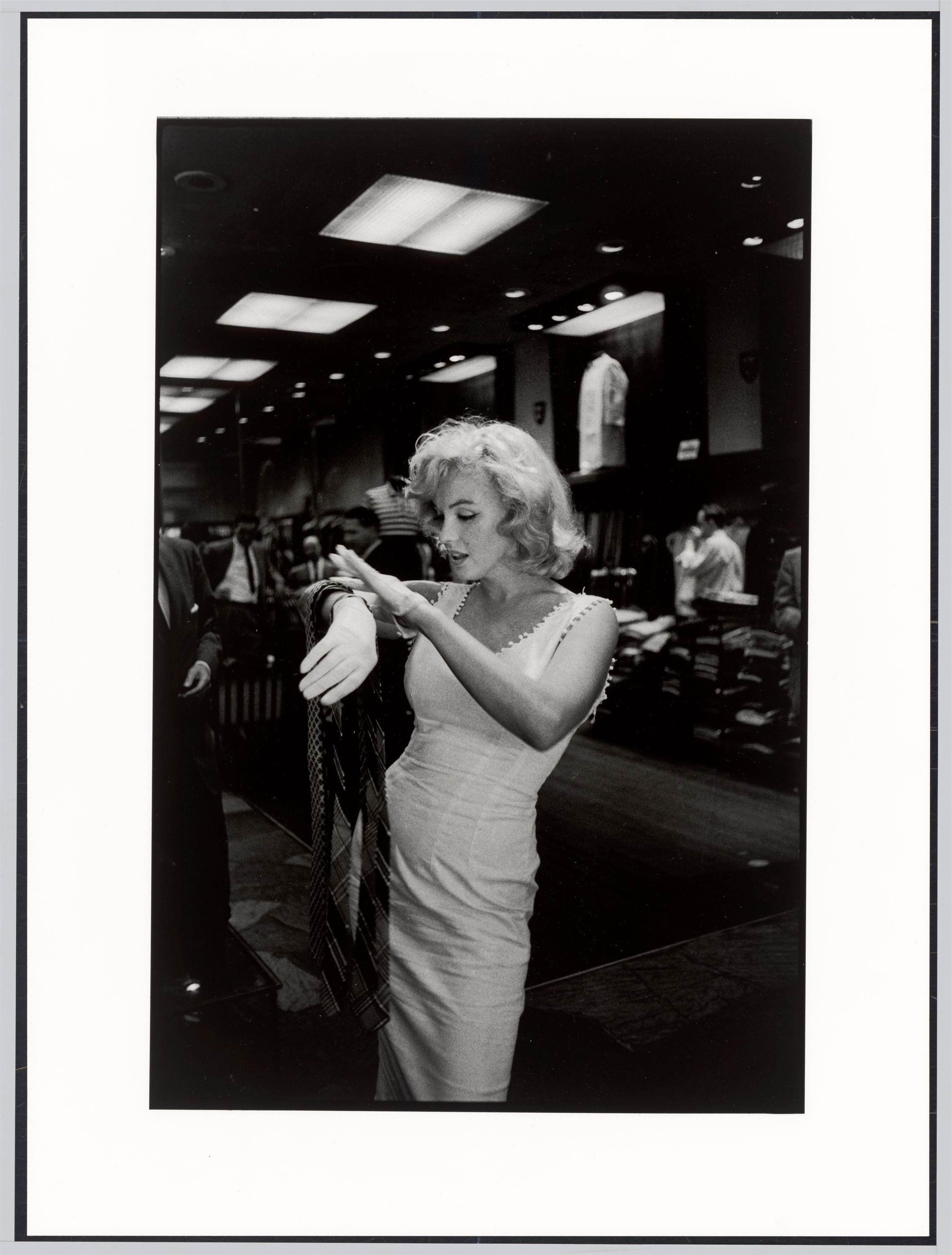 Sam Shaw | Marilyn Monroe shopping on Fifth Avenue, New York. (1957 ...