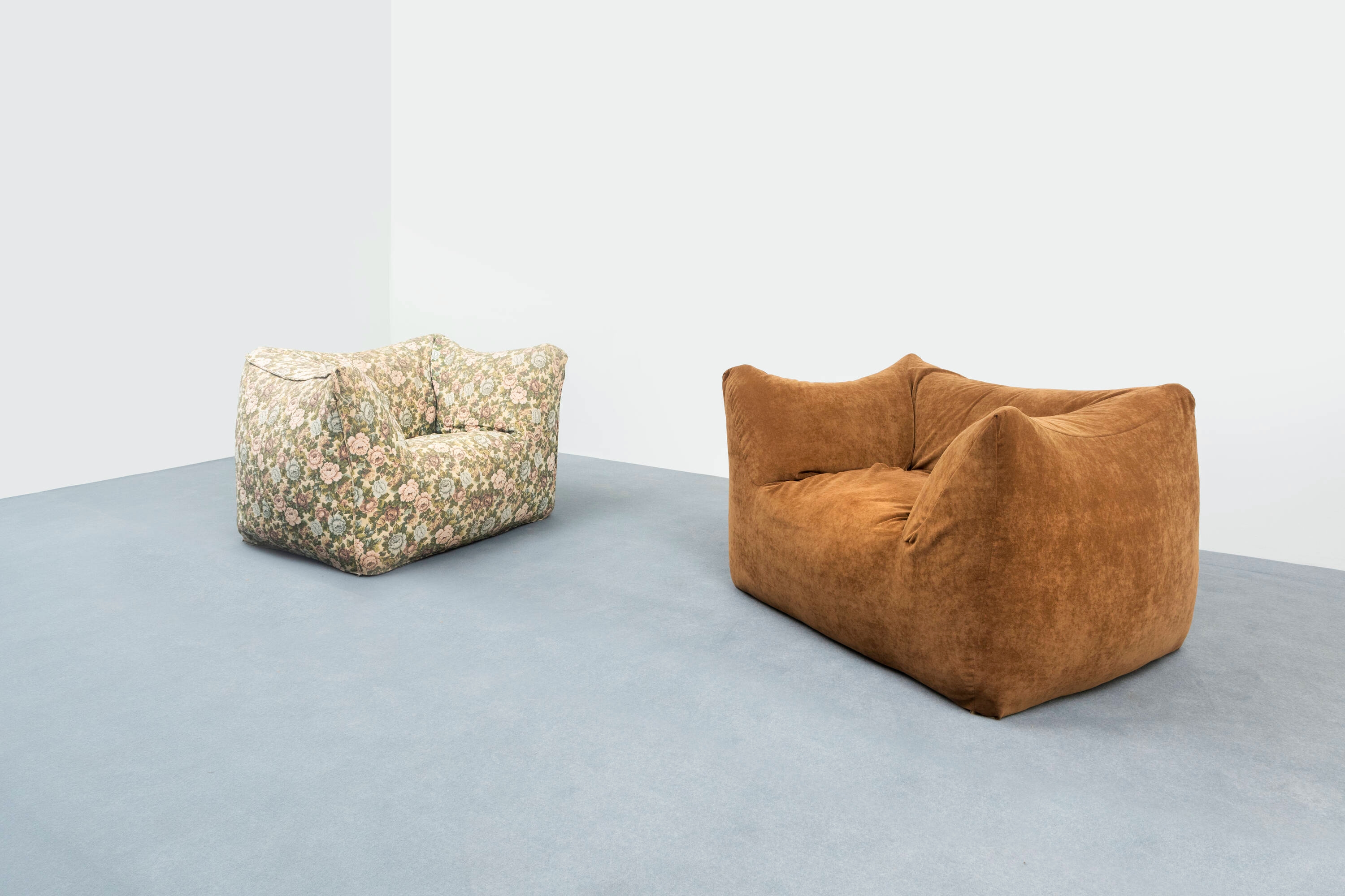 Mario Bellini | Coppia di poltrone Mod. Le Bambole | MutualArt