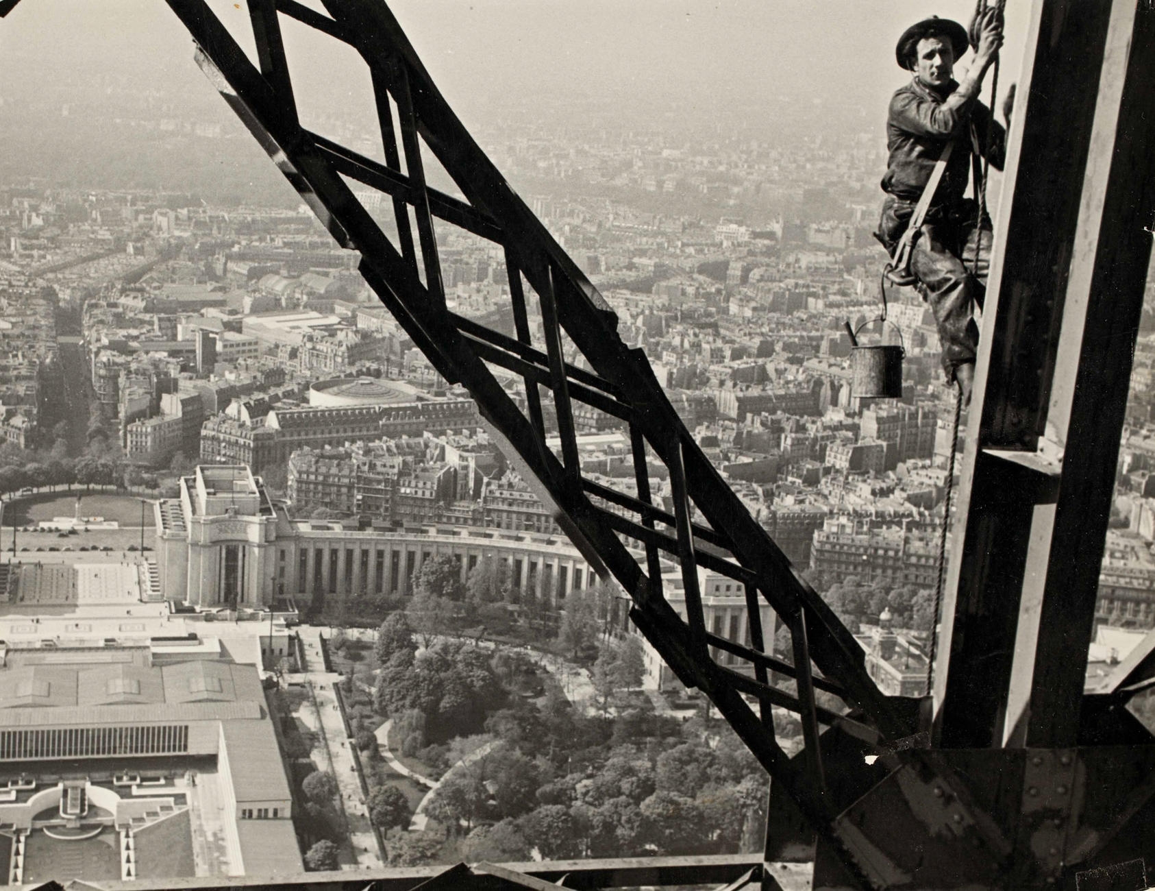Marc Riboud | Le Peintre de la Tour Eiffel (1953) | MutualArt