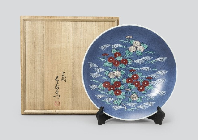Imaizumi Imaemon | Iro-nabeshima plate depicting chrysanthemum | MutualArt