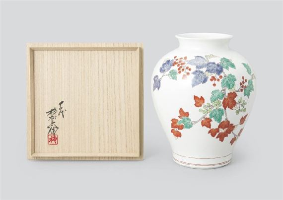 Kakiemon Sakaida (14th) | Nigoshide vase depicting ivy | MutualArt