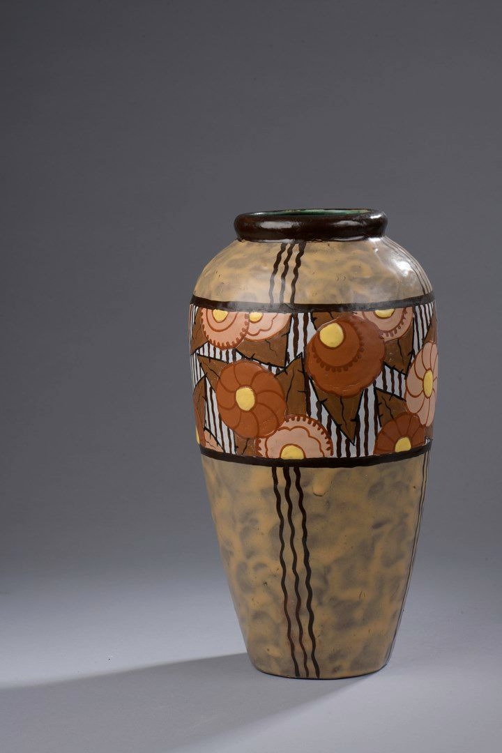 Louis-Auguste Dage | Vase fuselé en céramique à décor émaillé d'une ...