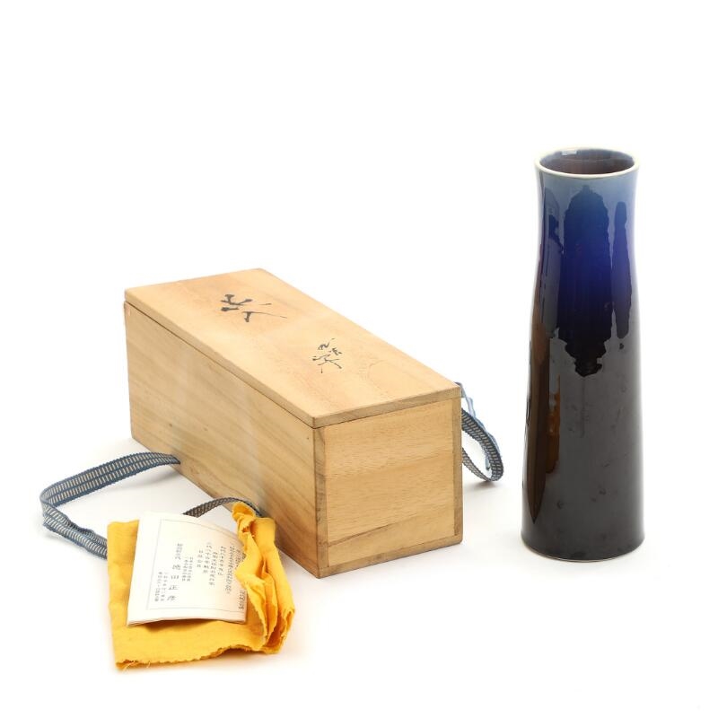 Tokuda Yasokichi III | A cylindrical Kutani porcelain vase | MutualArt